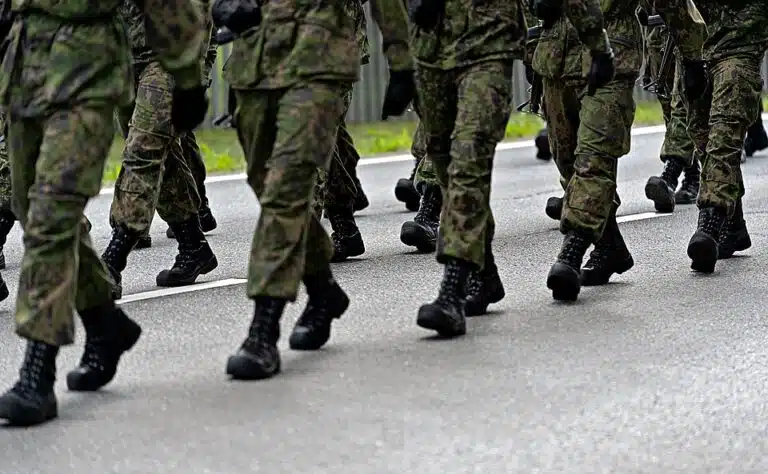 Tämä on yksi legendaarisimmista Kummeli-sketseistä: "Se oli tonnin ...