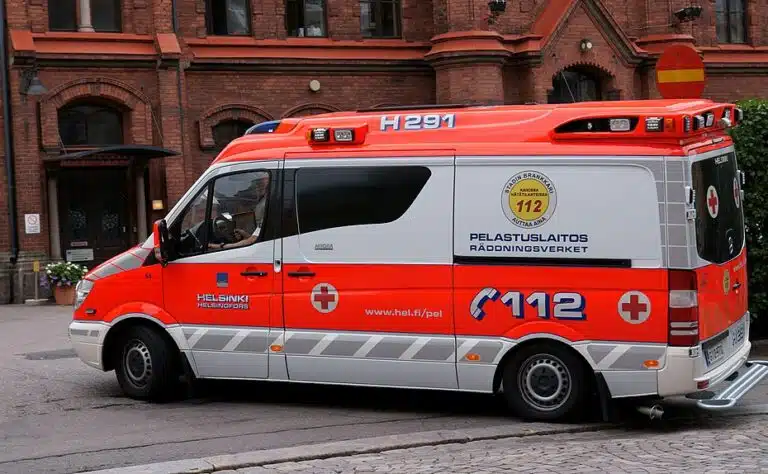 Tämä on yksi legendaarisimmista Kummeli-sketseistä: "Se oli tonnin ...